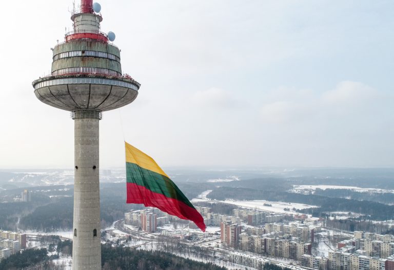 Vilniaus TV bokšte iškelta didžiausia Lietuvos vėliava - Telecentras